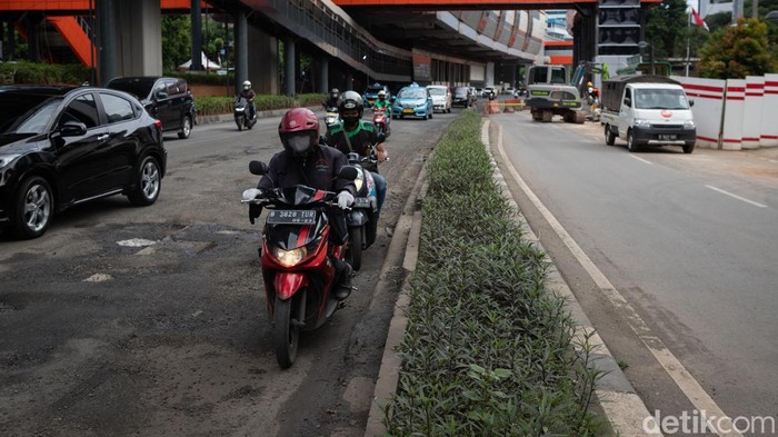 Awas! Banyak Lubang di Jalan Rasuna Said Awas! Banyak Lubang di Jalan Rasuna Said