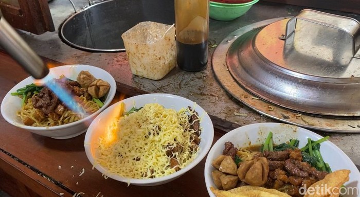 Mencicipi Mie Ayam Topping Daging Sapi yang Lagi Viral di Cipete