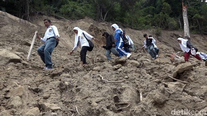 Perjuangan Bertaruh Nyawa Pelajar di Polman Lintasi Tebing demi ke Sekolah Perjuangan Bertaruh Nyawa Pelajar di Polman Lintasi Tebing demi ke Sekolah