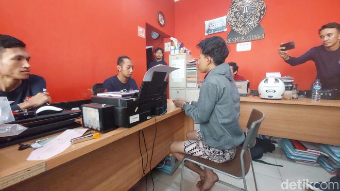 Tampang Lesu Pembunuh Anak Perempuan di Cimahi Usai Ditangkap Tampang Lesu Pembunuh Anak Perempuan di Cimahi Usai Ditangkap