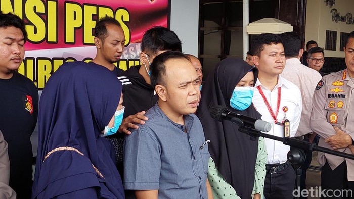 Tampang Lesu Pembunuh Anak Perempuan di Cimahi Usai Ditangkap Tampang Lesu Pembunuh Anak Perempuan di Cimahi Usai Ditangkap