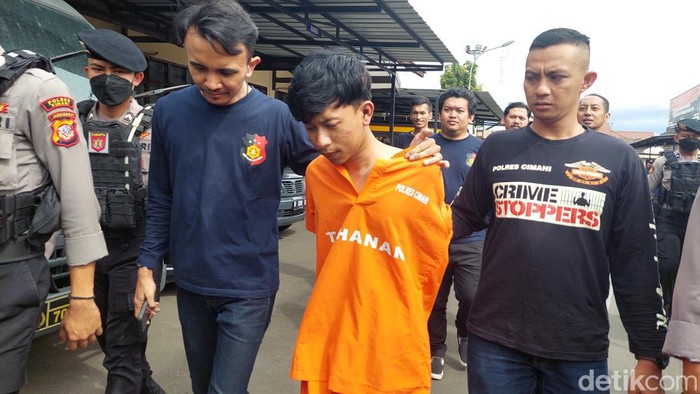 Tampang Pembunuh Anak Perempuan Pulang Ngaji Saat Dipamerkan Polisi Tampang Pembunuh Anak Perempuan Pulang Ngaji Saat Dipamerkan Polisi