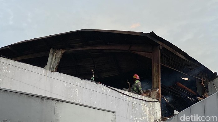 12 Jam Lebih Kebakaran Lahap Gudang Tripleks di Bandung