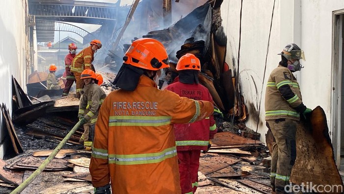 12 Jam Lebih Kebakaran Lahap Gudang Tripleks di Bandung