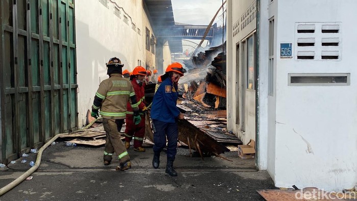 12 Jam Lebih Kebakaran Lahap Gudang Tripleks di Bandung