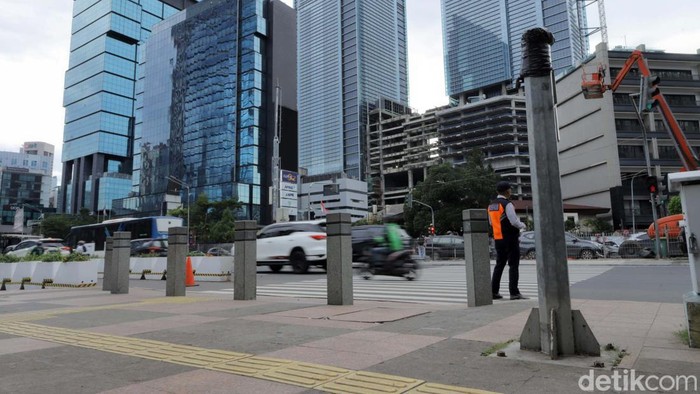 Tiang Rambu Pelican Crossing di Sudirman Buntung Lho