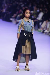8 Gaya Fuji Pertama Kali Jadi Model Jakarta Fashion Week 2023