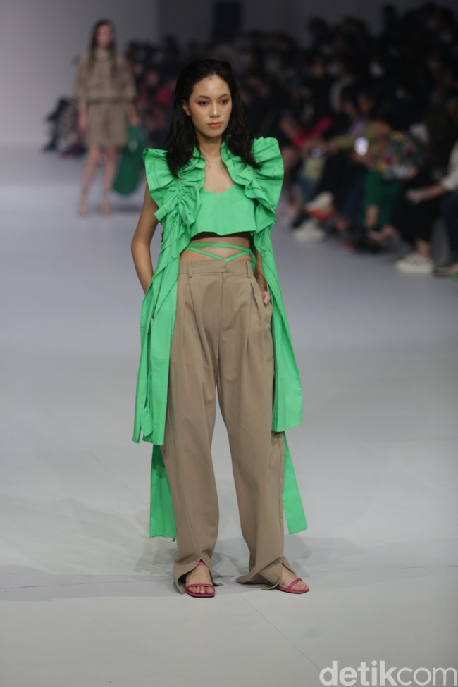 10 Koleksi Busana Liburan ala Nagita Slavina di Jakarta Fashion Week 2023