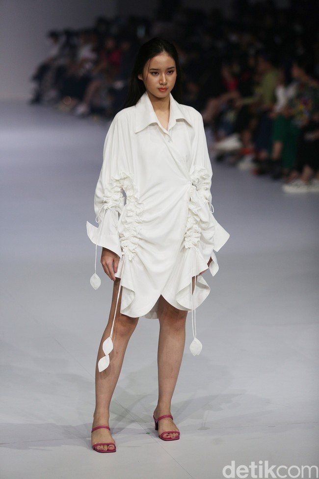 10 Koleksi Busana Liburan ala Nagita Slavina di Jakarta Fashion Week 2023