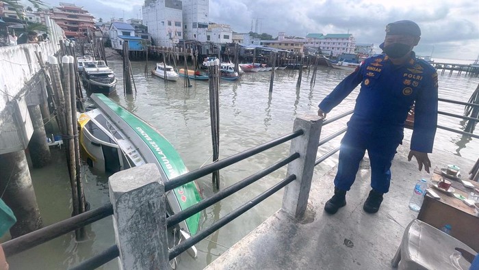 Kapal Baznas Kabupaten Karimun Tenggelam saat Terparkir di Pelabuhan Kapal Baznas Kabupaten Karimun Tenggelam saat Terparkir di Pelabuhan