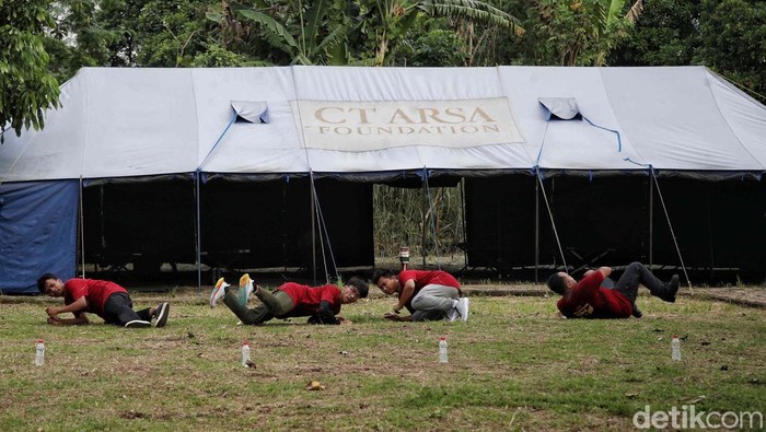 Melihat Relawan CT ARSA Foundation Latihan Fisik dan Kepemimpinan