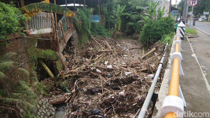Potret Tumpukan Sampah Menggunung di Sungai Stren Kudus Potret Tumpukan Sampah Menggunung di Sungai Stren Kudus