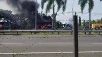 Bus Terbakar di Exit Tol Menanggal Surabaya