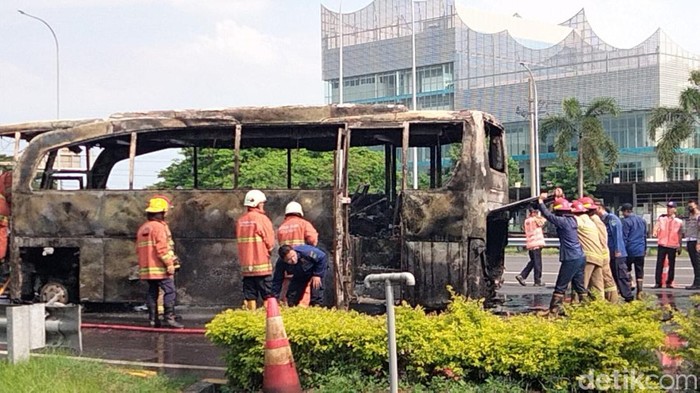 Saat Si Jago Merah Hanguskan Bus Rombongan Universitas Mataram