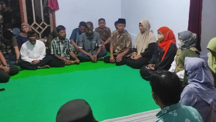 Gubernur Khofifah Kunjungi Rumah Duka Korban Laka Truk Terseret Arus Sungai