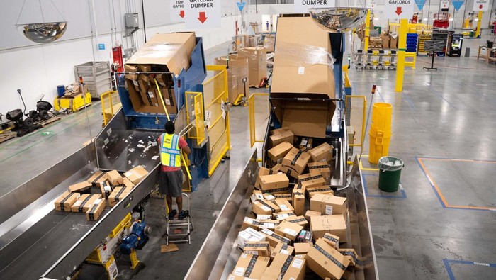 Oh... Ternyata Begini Toh Proses Sortir Paket di Amazon