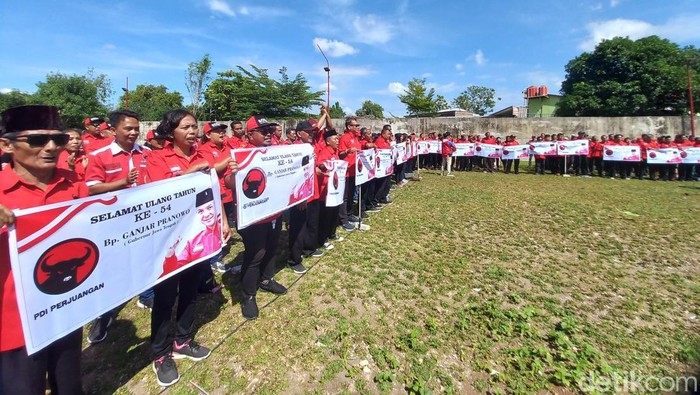 Momen Kader PDIP Solo Ramai-ramai Bentangkan Poster Ganjar Momen Kader PDIP Solo Ramai-ramai Bentangkan Poster Ganjar