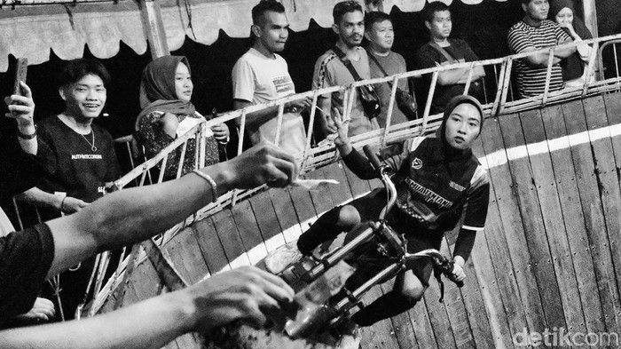 Potret Perempuan Penakluk Tong Setan