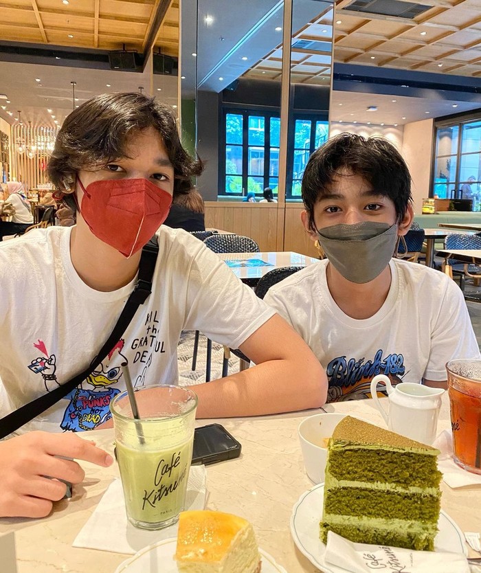 Kompaknya Kenzy dan Andre Taulany Saat Nongkrong di Kafe