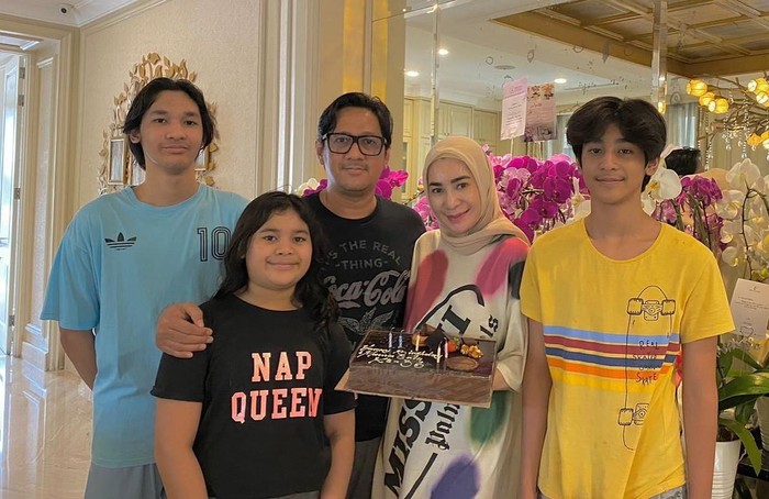 Kompaknya Kenzy dan Andre Taulany Saat Nongkrong di Kafe