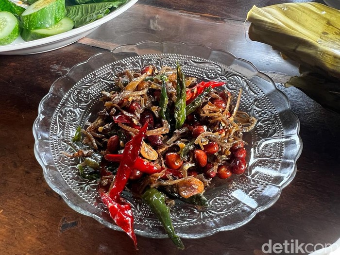 Pedas Segar! Pecak Ikan Nila di Warung Betawi Pengkolan Bekasi