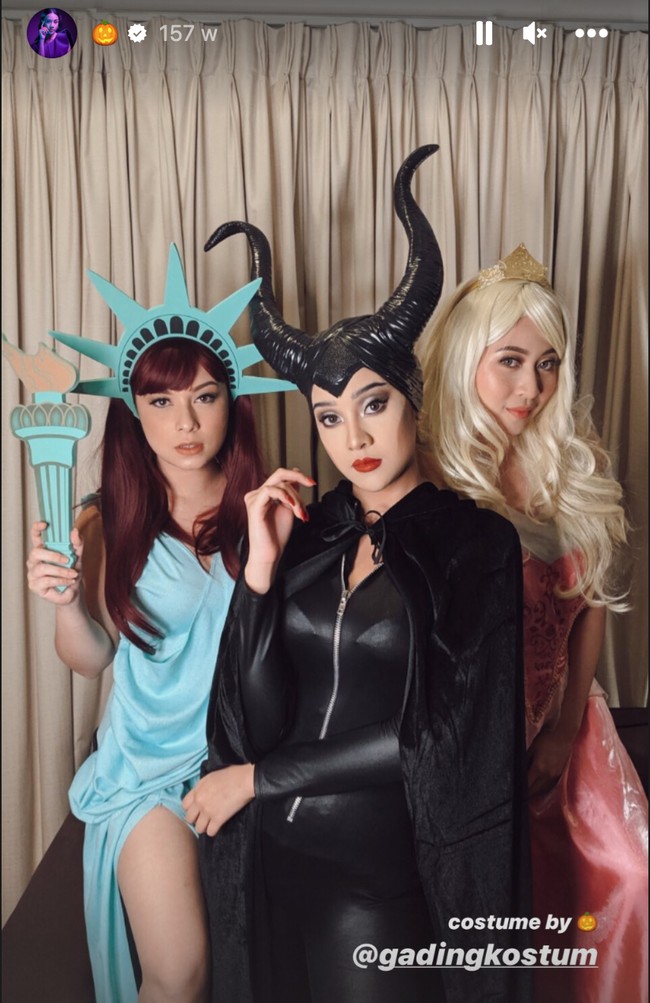 8 Gaya Anya Geraldine Cosplay Halloween, Terbaru Jadi Mystique & Mermaid