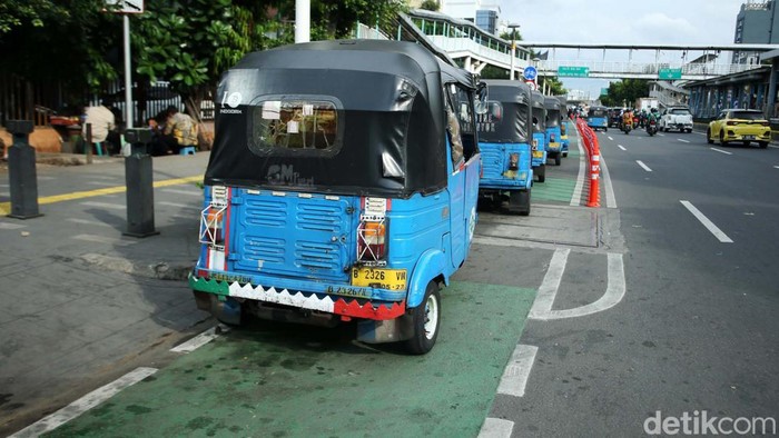 Duh, Jalur Sepeda Peninggalan Anies Jadi Tempat Ngetem Bajaj