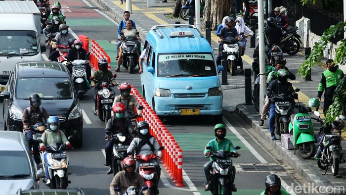 Duh, Jalur Sepeda Peninggalan Anies Jadi Tempat Ngetem Bajaj