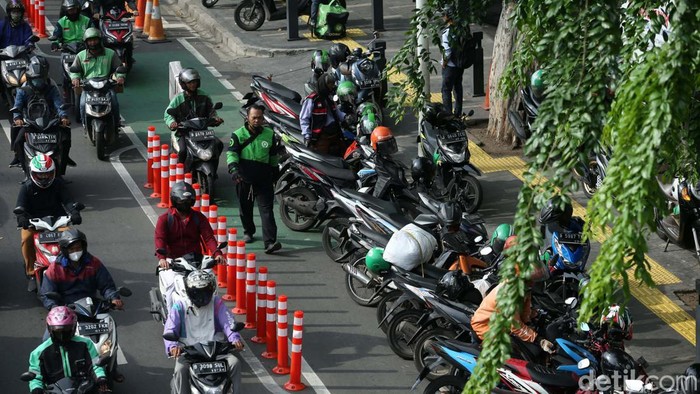 Duh, Jalur Sepeda Peninggalan Anies Jadi Tempat Ngetem Bajaj