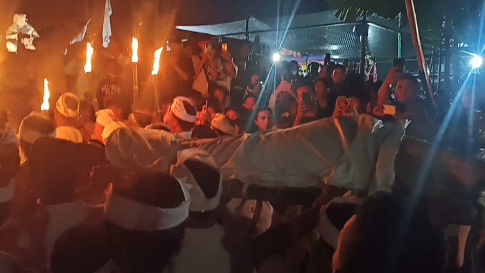 Merinding! 108 'Bangkai' Tergeletak Saat Pentas Calonarang di Tabanan