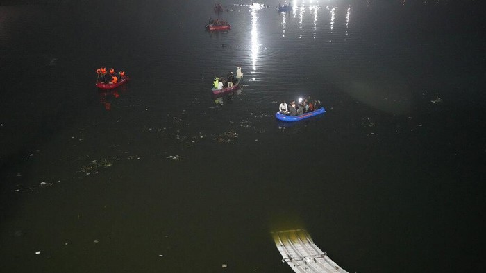 Usai Itaewon, 81 Orang Tewas Akibat Jembatan Gantung Ambruk di India Usai Itaewon, 81 Orang Tewas Akibat Jembatan Gantung Ambruk di India