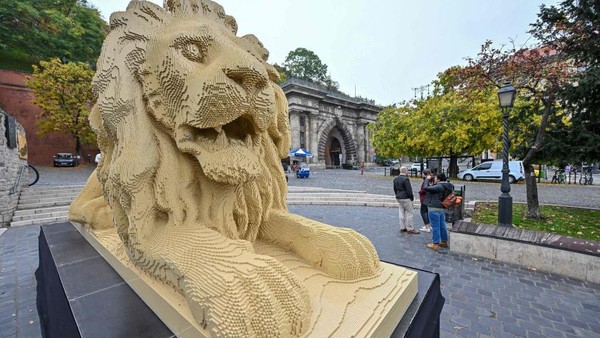 Wow! Patung Singa Ini Terbuat dari 850 Ribu Keping LEGO