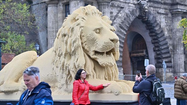 Wow! Patung Singa Ini Terbuat dari 850 Ribu Keping LEGO