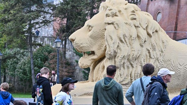 Wow! Patung Singa Ini Terbuat dari 850 Ribu Keping LEGO