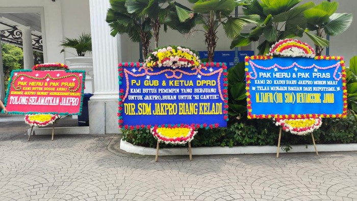 Muncul Karangan Bunga 'Tolong Selamatkan JakPro' di Balai Kota DKI Muncul Karangan Bunga 'Tolong Selamatkan JakPro' di Balai Kota DKI