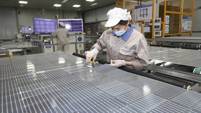 Intip Pembuatan Panel Surya Made in China