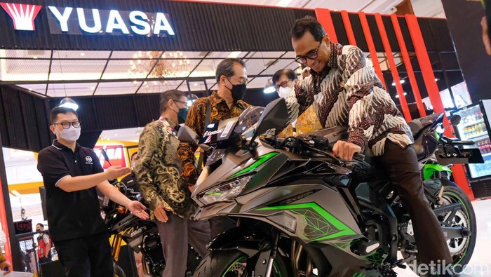 Momen Menhub Buka Pameran Motor IMOS 2022