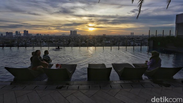 Hotel di Glodok Ini Suguhkan Pesona Senja dari Infinity Pool