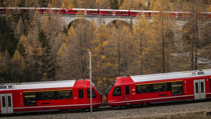 Potret Kereta Terpanjang di Dunia Meliuk-liuk di Pegunungan Swiss