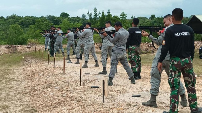 Seperti Ini Latihan Menembak Bakamla RI di Batam