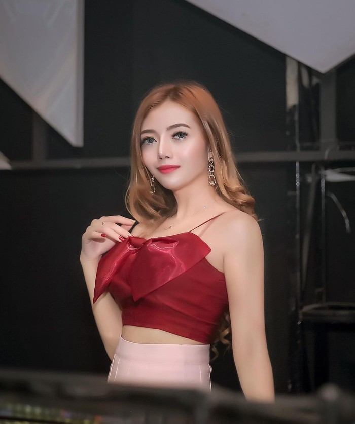 Ully Frank, Female DJ Si Sarjana Akuntansi