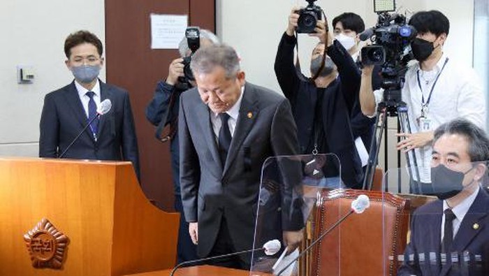 Saat Para Pejabat Korsel Membungkuk Minta Maaf Atas Tragedi Itaewon