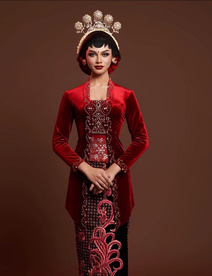 Potret 6 Artis Indonesia Pakai Kebaya Merah, Ada Dian Sastro dan Maudy Ayunda