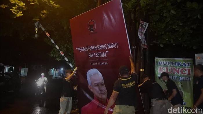 Satpol PP Semarang Turunkan 5 Baliho 'Ganjar Nurut', Semuanya Tak Berizin Satpol PP Semarang Turunkan 5 Baliho 'Ganjar Nurut', Semuanya Tak Berizin