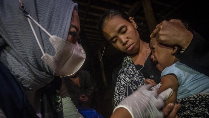 Berjuang Menembus Pegunungan Demi Imunisasi Suku Baduy