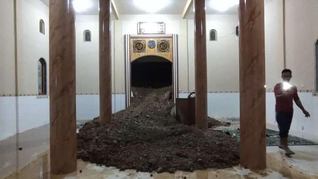 Tebing Setinggi 10 Meter Longsor Timpa Masjid di Trenggalek Tebing Setinggi 10 Meter Longsor Timpa Masjid di Trenggalek
