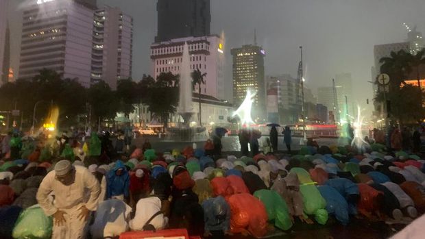 Massa Aksi 411 Gelar Salat Magrib Berjemaah Di Tengah Guyuran Hujan