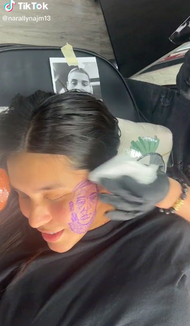 8 Foto Penampilan Wanita dengan Tato Foto Wajah Mantan, Menolak Move On