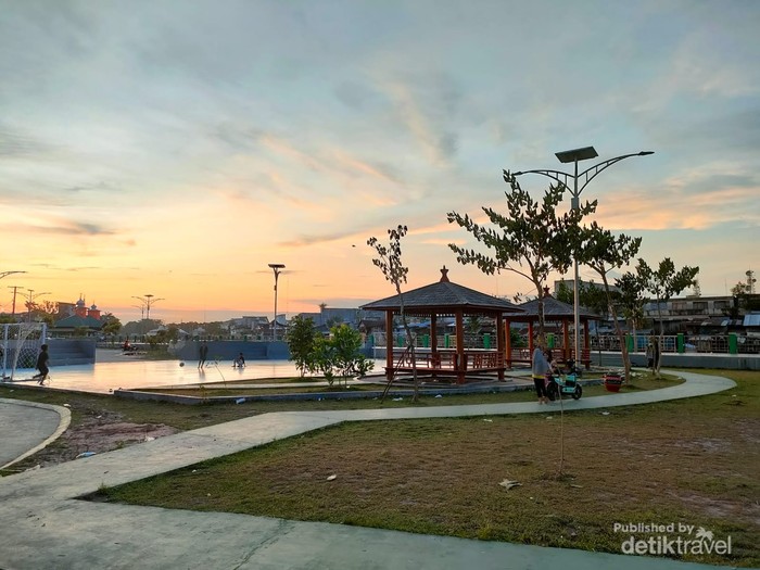 Senja Menawan dari Teluk Kelayan: Dulu Kumuh, Kini Rupawan