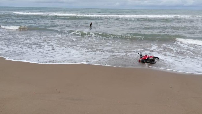 Seorang Pria di Blitar Nekat Ceburkan Diri ke Laut Seorang Pria di Blitar Nekat Ceburkan Diri ke Laut